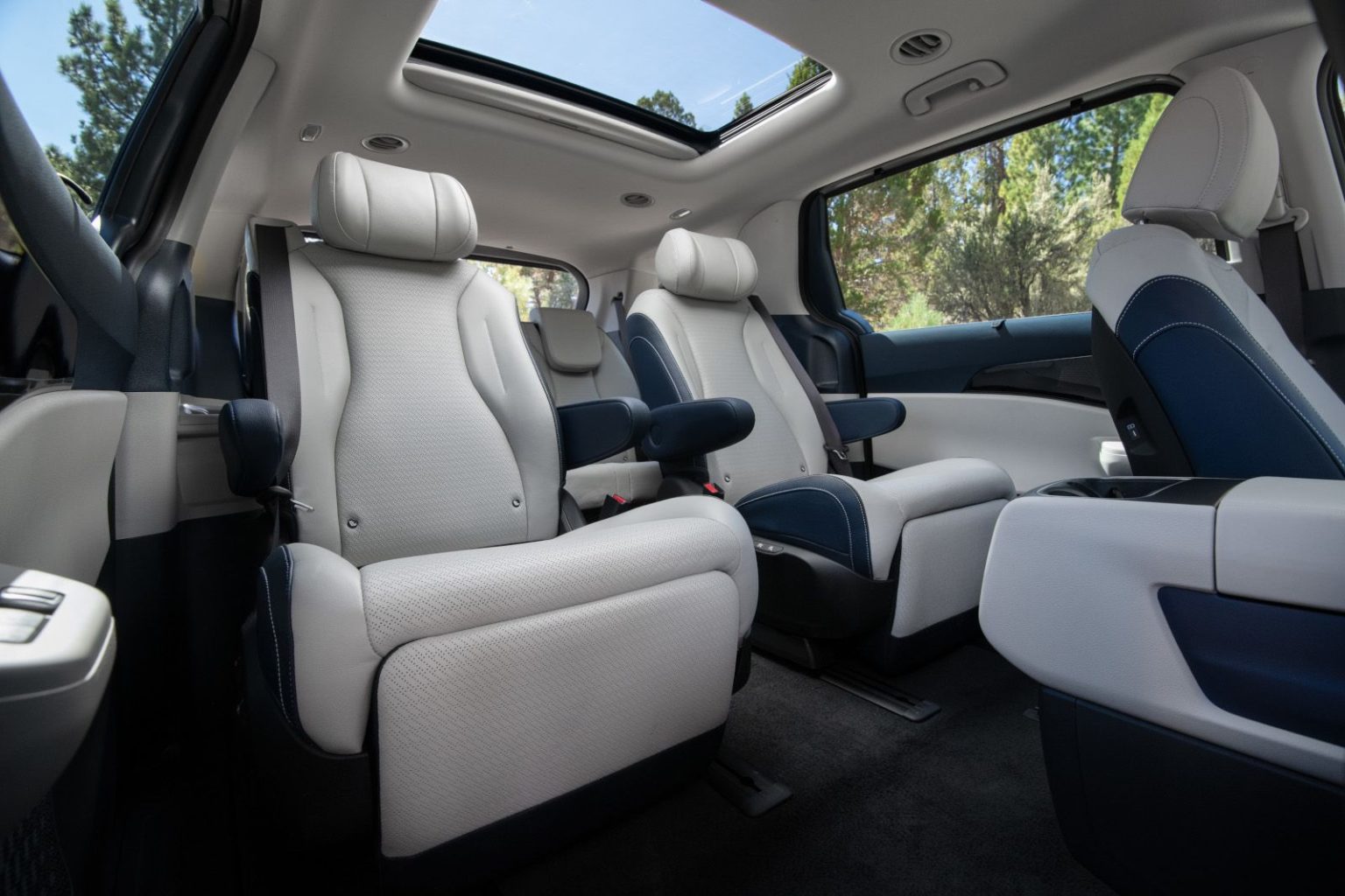 2025 Sorento vs. 2026 Carnival: Which Vehicle is the Ultimate Host for ...
